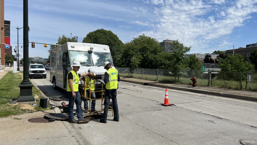 Crews install new cable for traffic signal along Chrysler Expressway ...