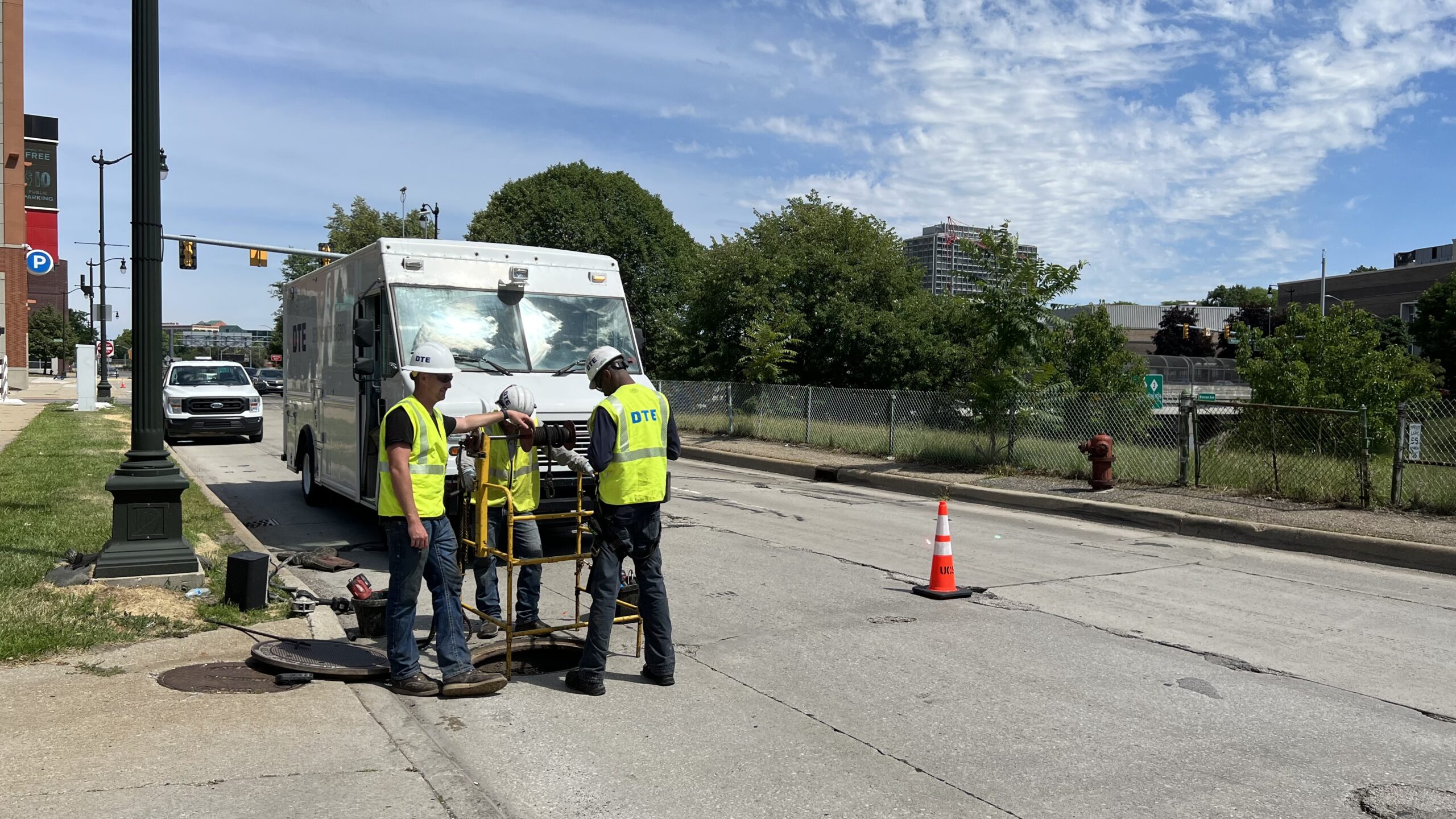 Crews install new cable for traffic signal along Chrysler Expressway ...