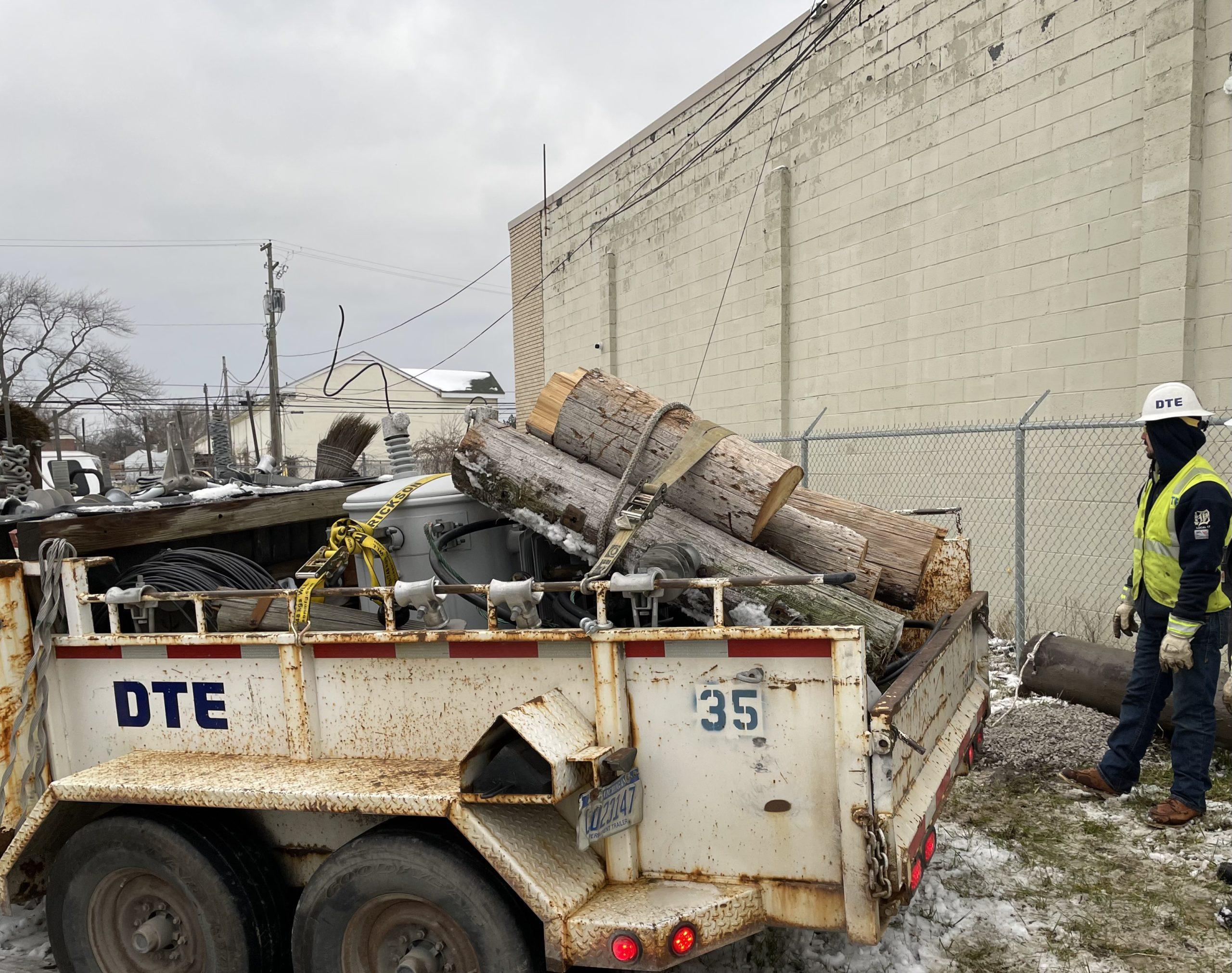 Overhead crews remove old transformer bank in Inkster - Empowering Michigan