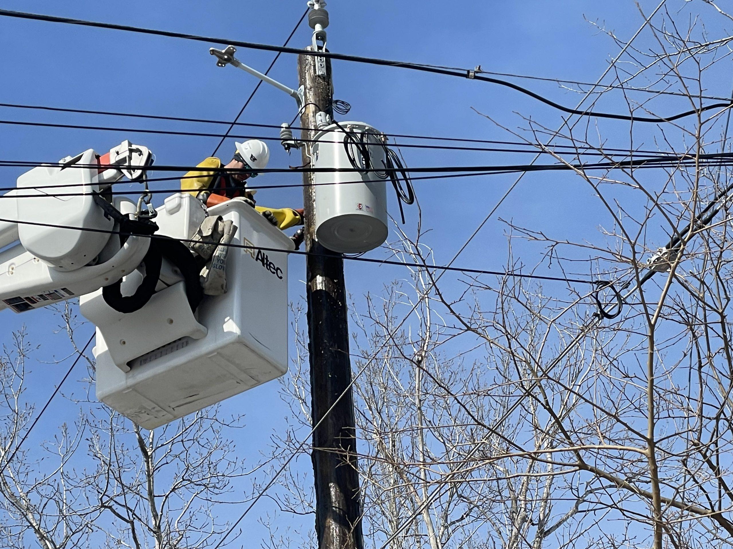 DTE crews install new transformer in Bloomfield Hills neighborhood ...