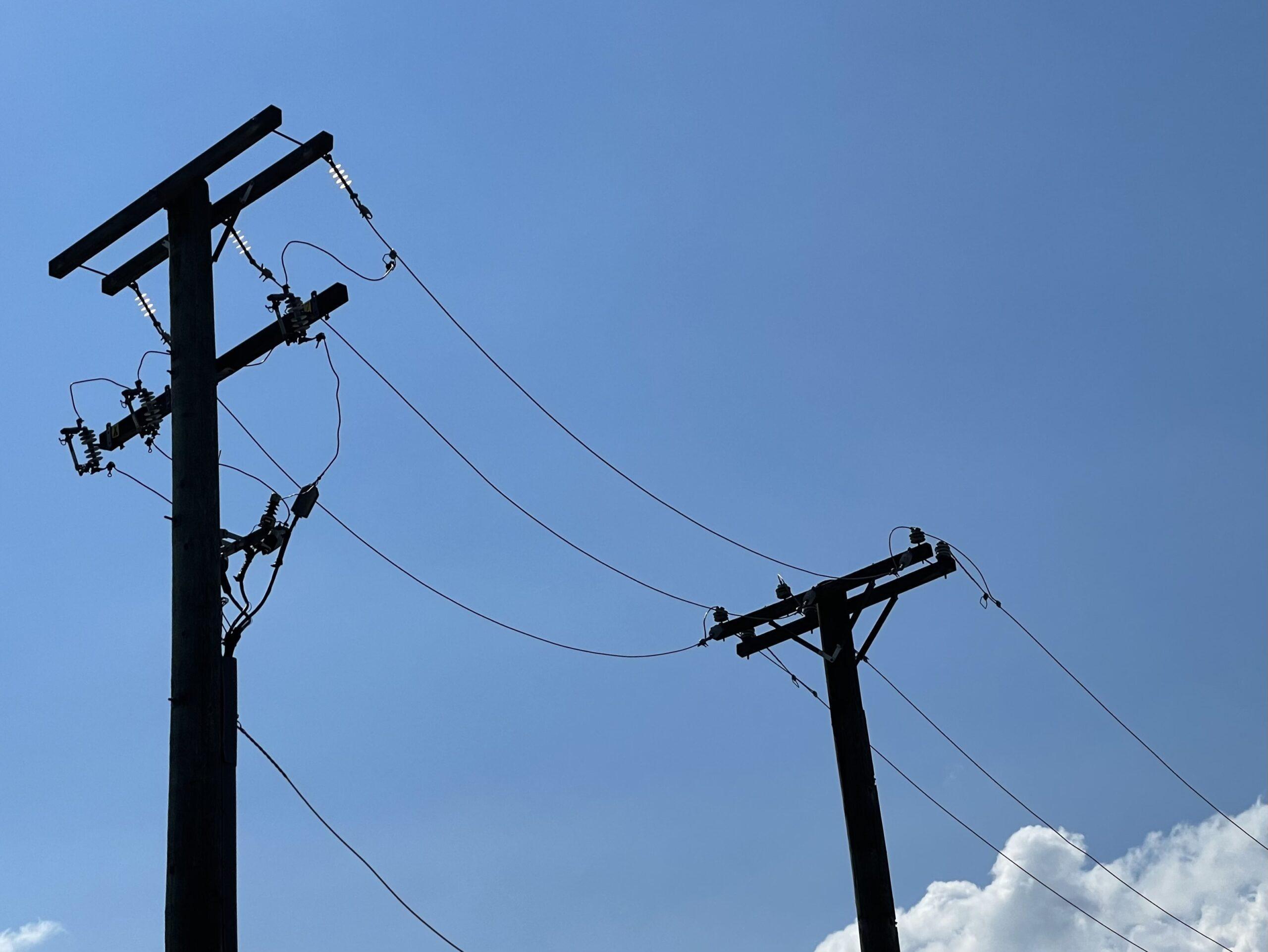 Crew repairs overhead powerline in Farmington Hills - Empowering Michigan