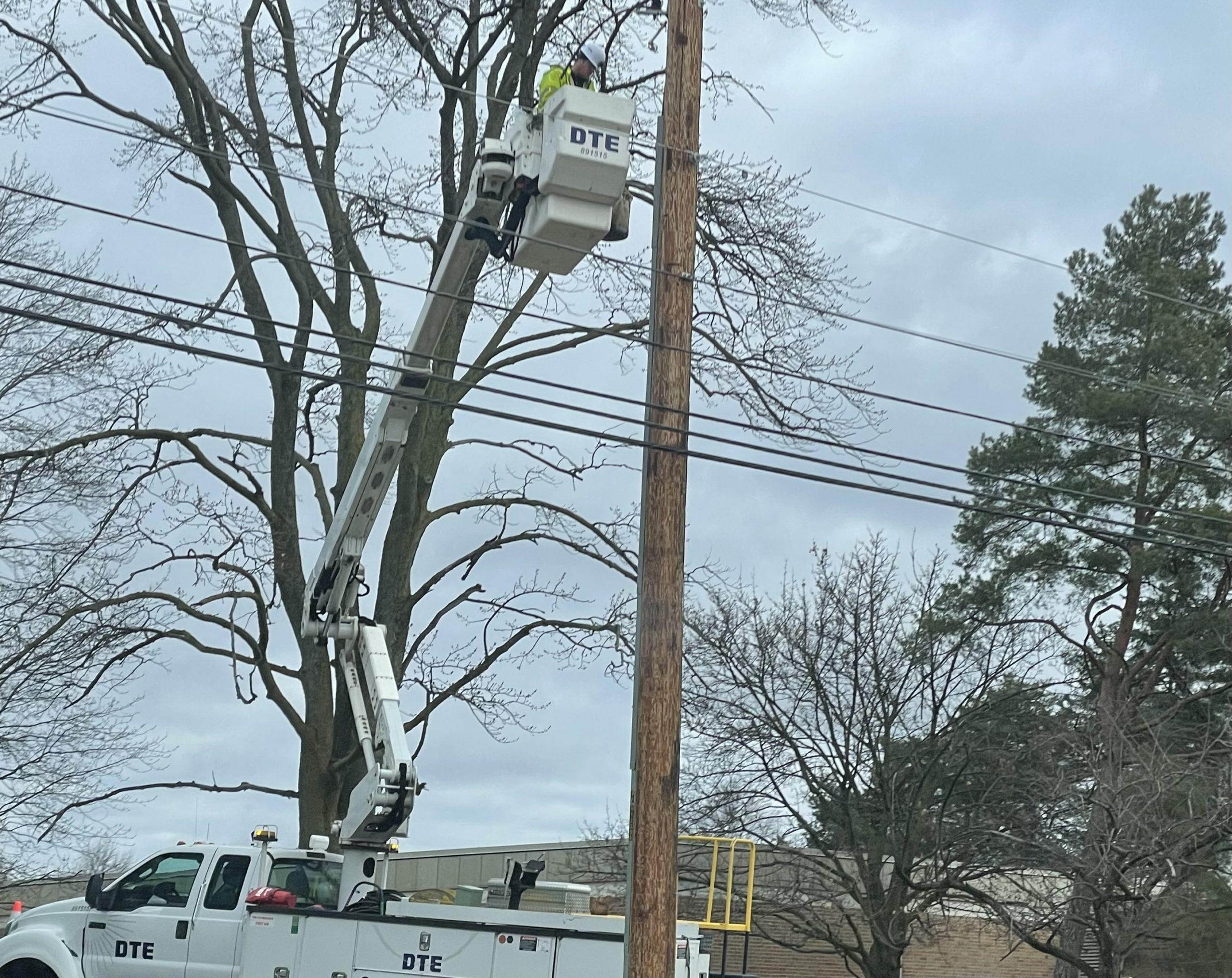 DTE crew makes upgrades at Rochester, Rochester Hills border ...