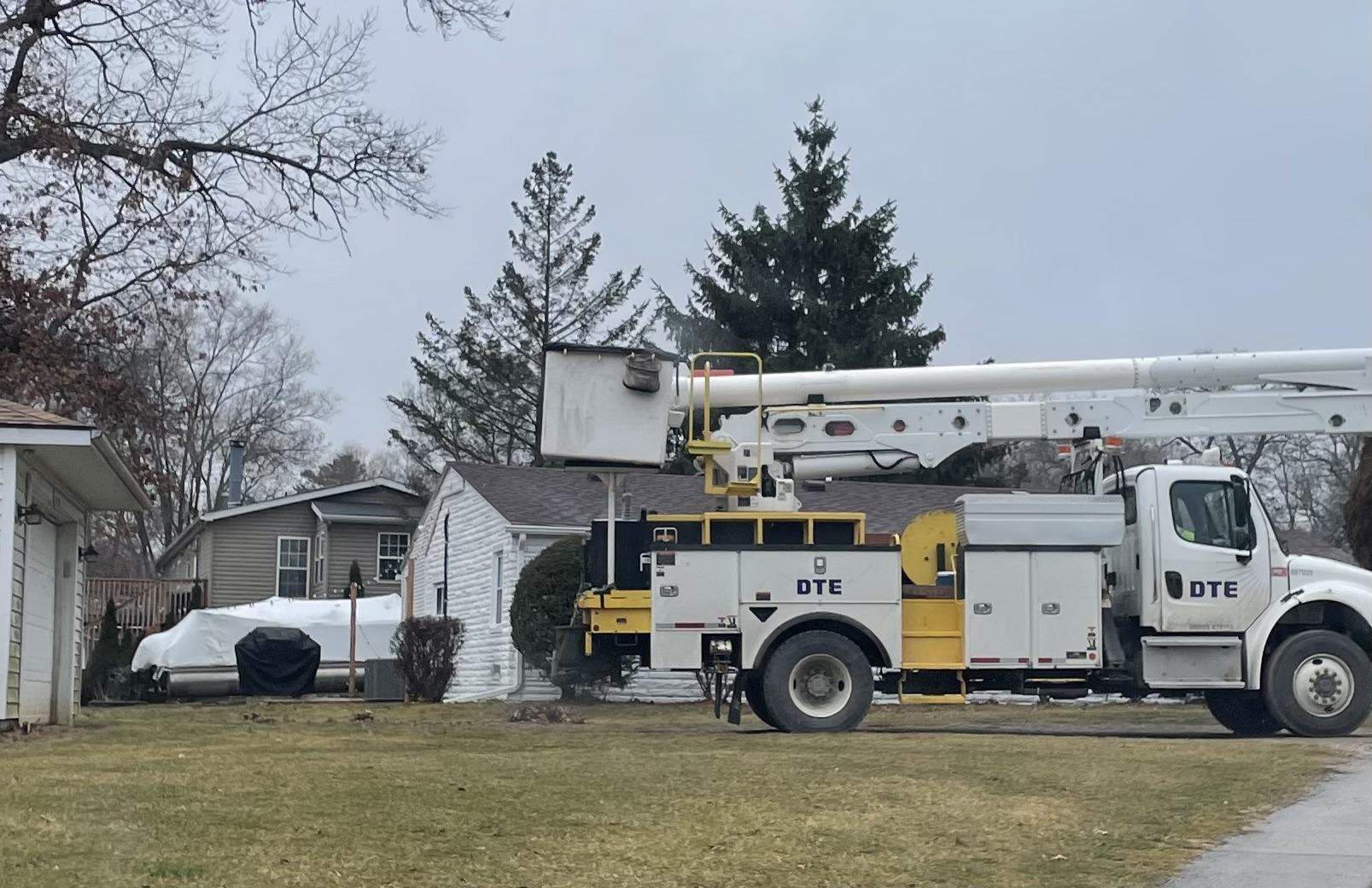 DTE crews work in White Lake - Empowering Michigan