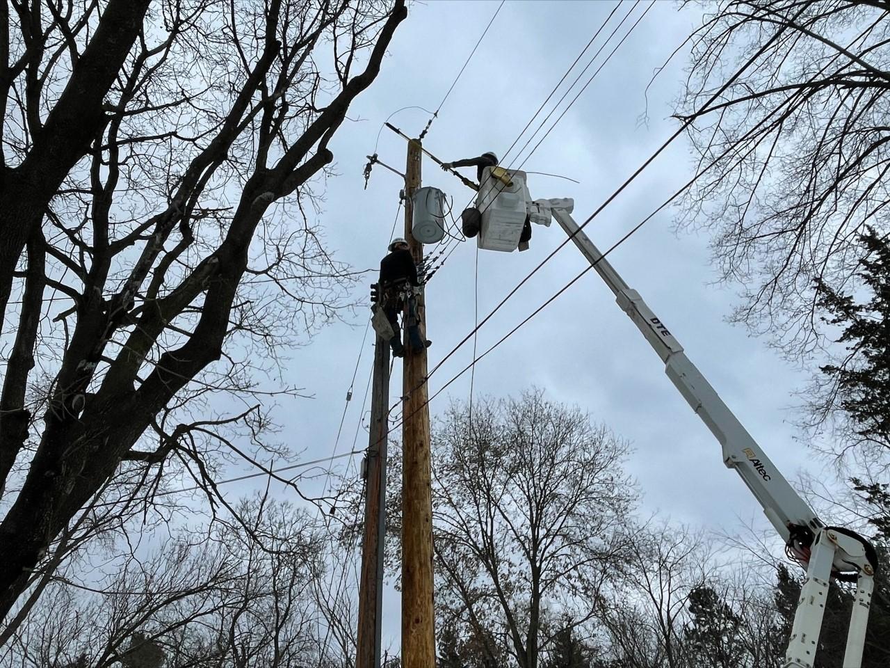 1/5 - Overhead crews install transformer for customer homes ...